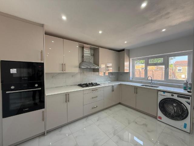 Hampshire Avenue, Slough, SL1 3AG 4 bed house to rent £2,700 pcm £623 pw