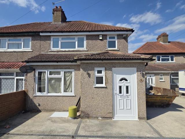 Hampshire Avenue, Slough, SL1 4 bed semi detached house to rent £2,695 pcm £622 pw