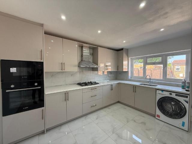 Hampshire Avenue, Slough SL1, 4 bed property to rent, £2,700 pcm | PrimeLocation