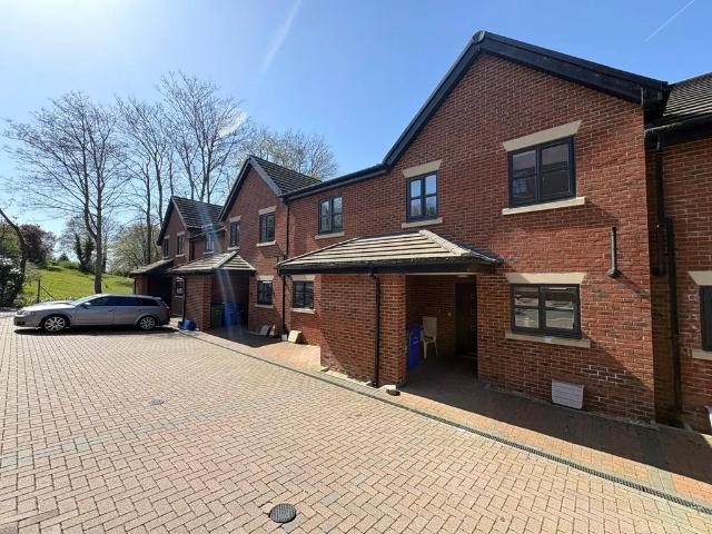 Hampshire GU12 3 bed terraced house to rent £1,900 pcm £438 pw