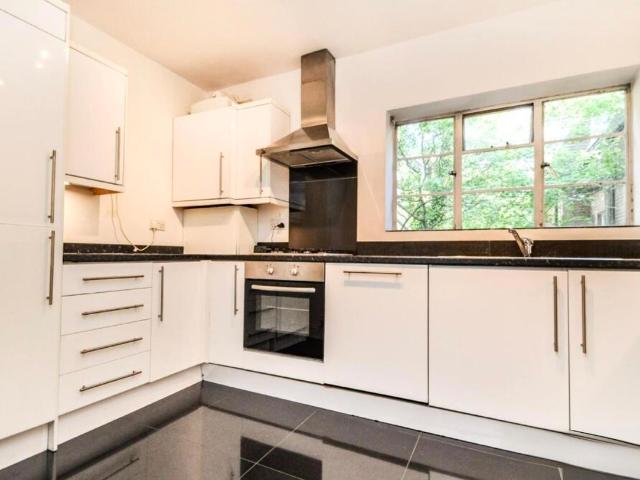 Hampstead Garden Suburb, London NW11, Hampstead Garden Suburb, 3 bed flat to rent, £2,400 pcm | PrimeLocation
