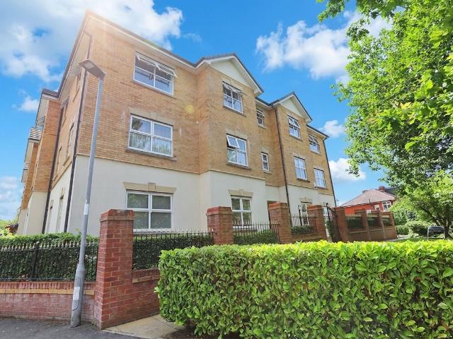 Hampstead Drive, Whitefield M45, 2 bed flat to rent, £1,300 pcm | PrimeLocation
