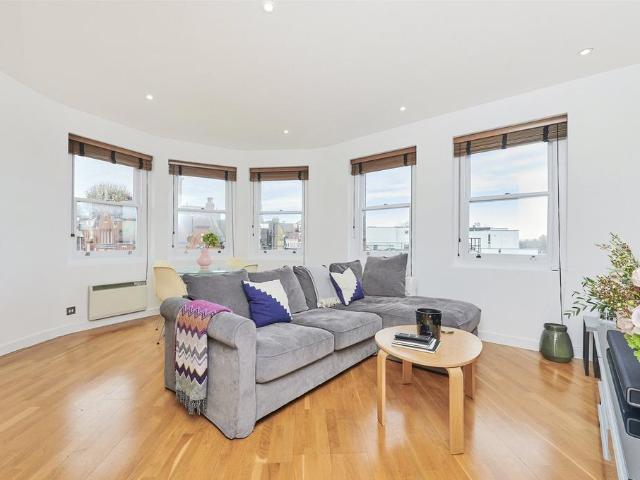 Hampstead High Street, Hampstead, London 2 bed flat to rent £3,100 pcm £715 pw
