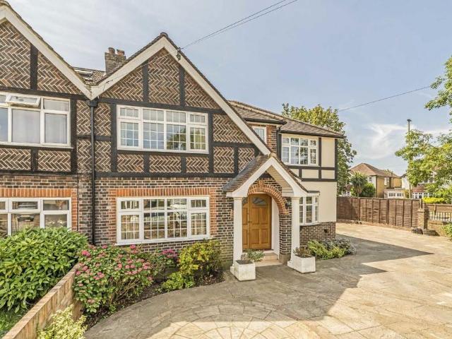 Hampton Court Avenue, East Molesey KT8 5 bed house to rent £4,995 pcm £1,153 pw