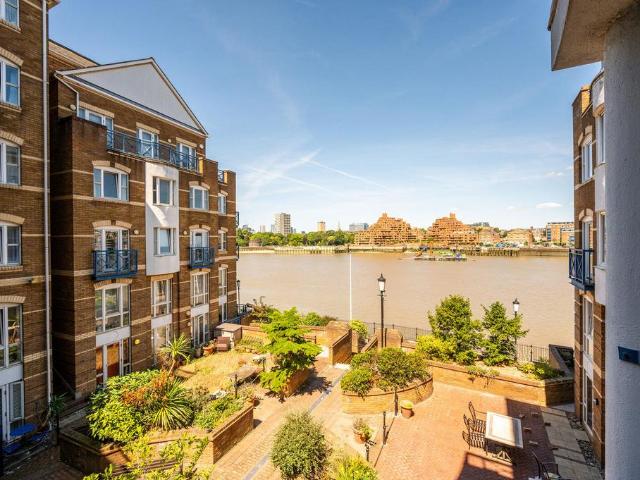 Hampton Court, King and Queen Wharf. 1 bed flat to rent £2,400 pcm £554 pw