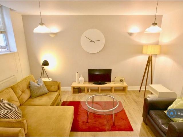 Hampton Court, London, N1 2 bed flat to rent £2,400 pcm £554 pw
