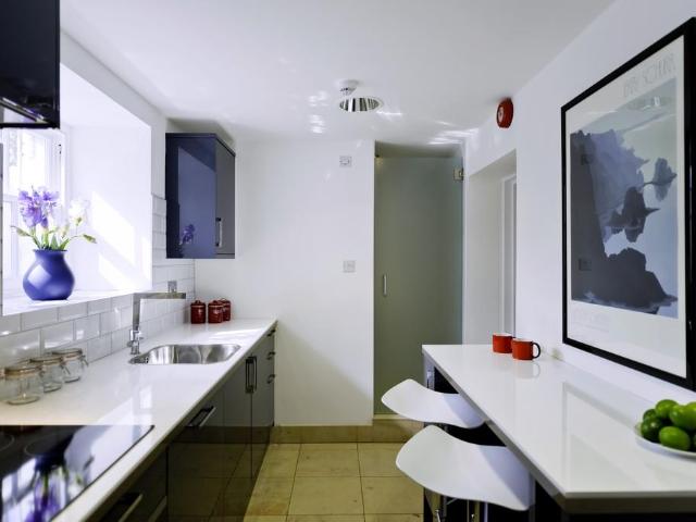 Hampton Court Road East Molesey KT8 1 bed apartment to rent £4,550 pcm £1,050 pw