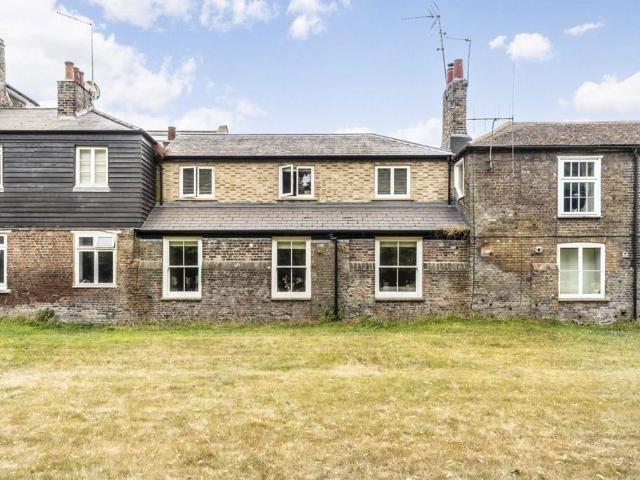 Hampton Court Road, East Molesey KT8 2 bed flat to rent £2,750 pcm £635 pw