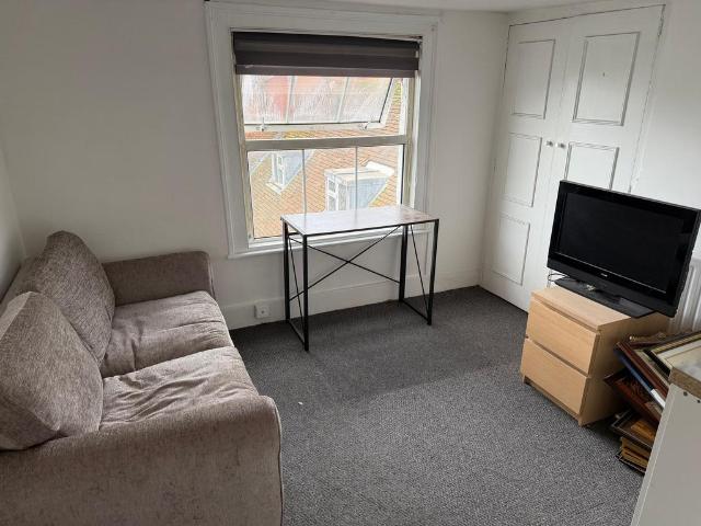 Hampton Court Road, East Molesey, KT8 Studio to rent £1,125 pcm £260 pw