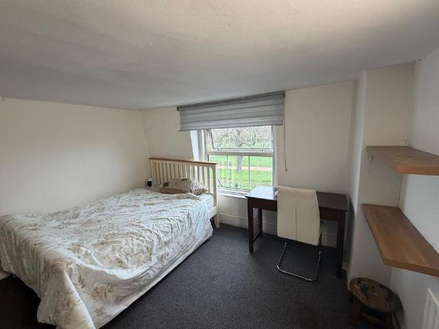 Hampton Court Road, East Molesey, KT8 Studio to rent £1,325 pcm £306 pw