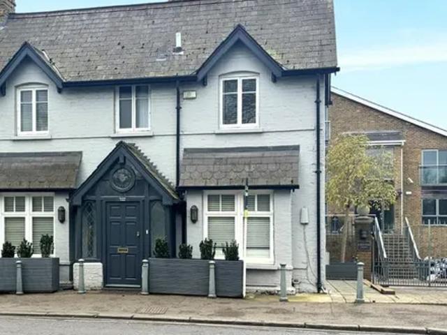Hampton Court Road, London, TW12 2HA, United Kingdom | 3 bed house for rent #140227140 | Rentberry