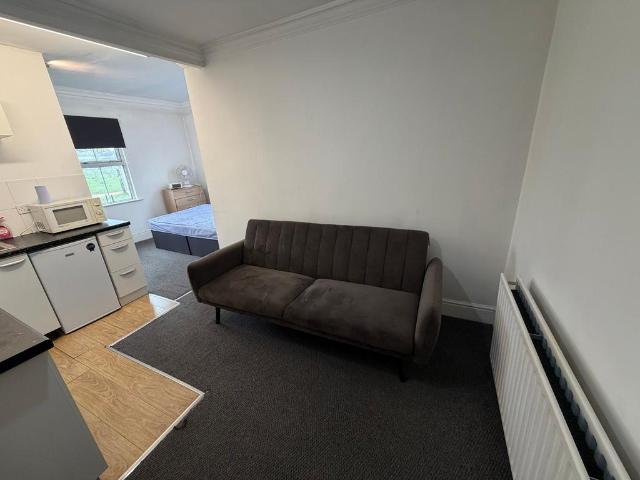 Hampton Court Road, Sextons Hampton. Studio to rent £1,385 pcm £320 pw