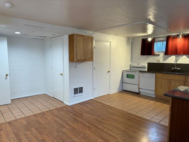 Hampton Court 1 Bedroom Apartment for Rent at 2221 Nw Flanders St, Portland, OR 97210 Northwest District