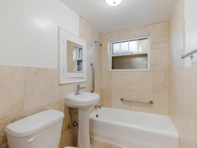 Hampton Court 1 Bedroom Apartment for Rent at 2221 Nw Flanders St, Portland, OR 97210 Northwest District