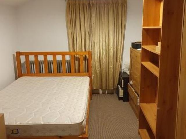 Hampton, double room available  Monday to Friday