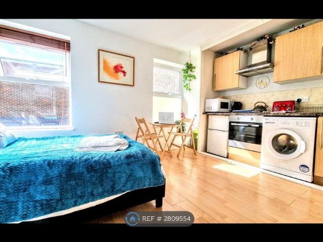 Hampton, London TW12, Studio to rent, £996 pcm | PrimeLocation