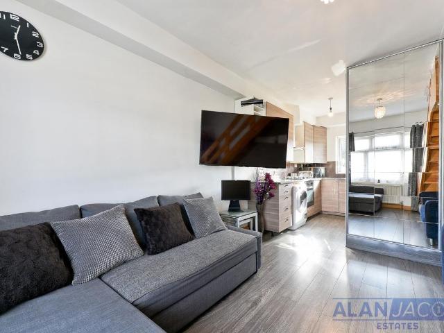 Hampton Road, Essex IG1, 2 bed terraced house to rent, £1,750 pcm | PrimeLocation