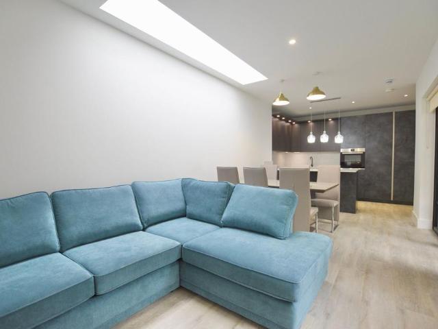 Hampton Road, Forest Gate, E7 3 bed flat to rent £2,800 pcm £646 pw