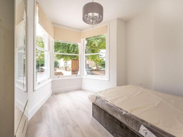 Hampton Road, Forest Gate, London, E7 3 bed flat to rent £2,800 pcm £646 pw