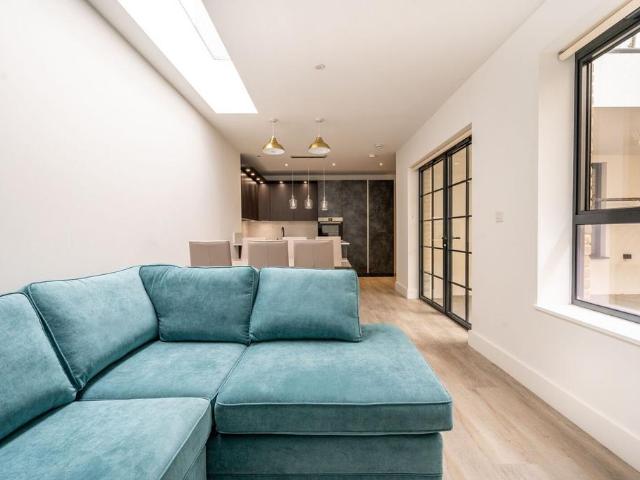 Hampton Road, Forest Gate, London, E7 3 bed flat to rent £2,800 pcm £646 pw
