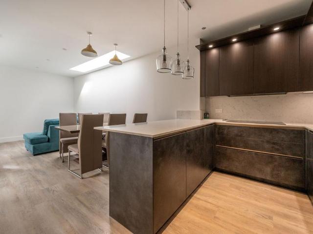 Hampton Road, Forest Gate, London, E7 3 bed flat to rent £2,800 pcm £646 pw