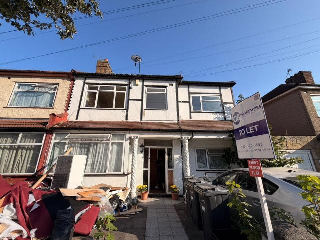 Hampton Road, Ilford, Essex, IG1 3 bed flat to rent £2,000 pcm £462 pw