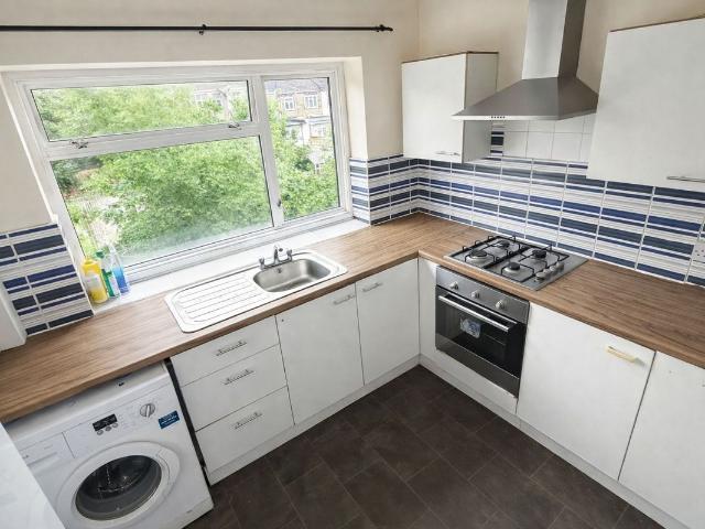 Hampton Road, Ilford IG1, 3 bed flat to rent, £2,100 pcm | PrimeLocation