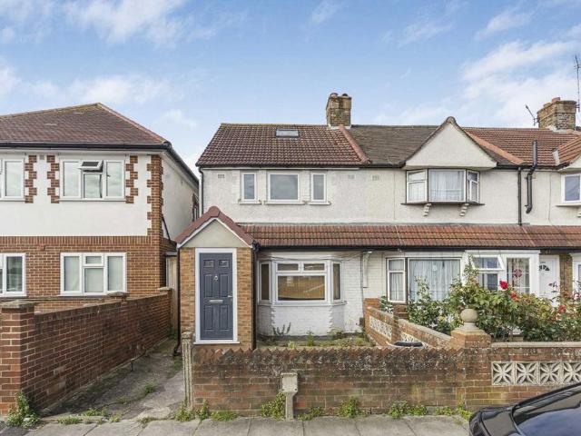 Hampton Road West, Feltham TW13 3 bed house to rent £2,495 pcm £576 pw