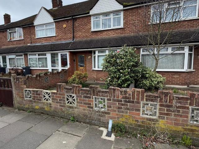 Hampton Road West, Feltham, TW13 6AY 2 bed terraced house to rent £1,900 pcm £438 pw