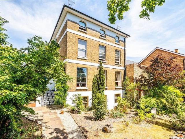 Hampton Road, Teddington TW11 2 bed flat to rent £2,750 pcm £635 pw