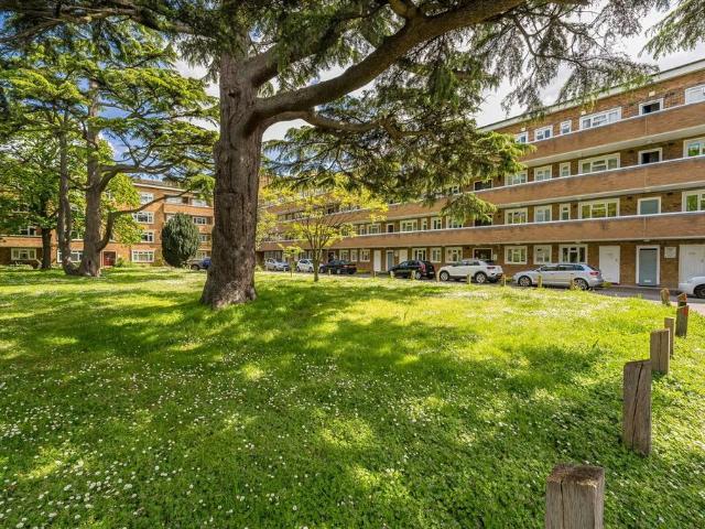 Hampton Road, Twickenham TW2 2 bed flat to rent £2,200 pcm £508 pw