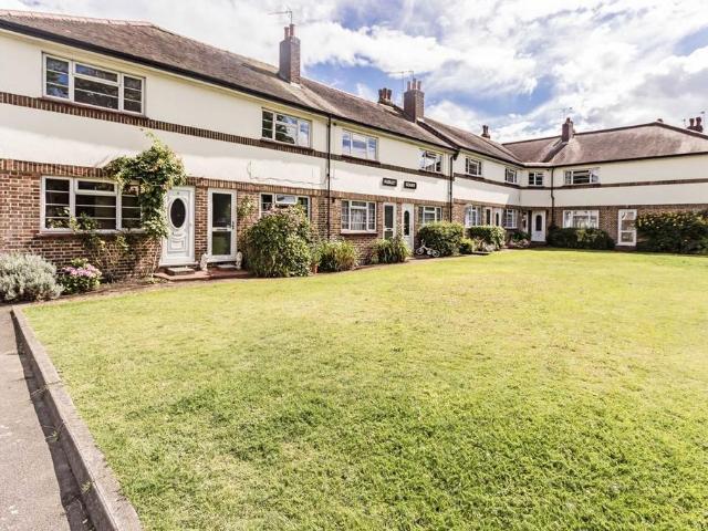 Hampton Road, Twickenham TW2 2 bed flat to rent £2,250 pcm £519 pw