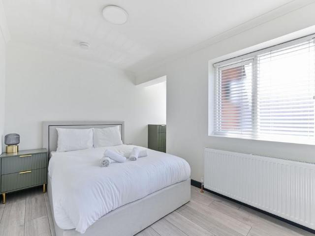 Hampton Road, Twickenham, TW2 4 bed maisonette to rent £4,200 pcm £969 pw