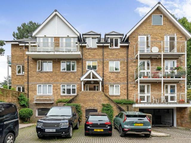 Hampton, TW12 2 bed flat to rent £2,450 pcm £565 pw