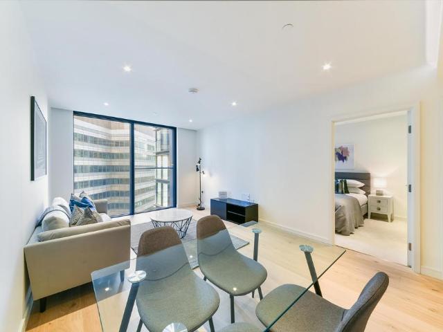 Hampton Tower, South Quay Plaza. 1 bed flat to rent £2,999 pcm £692 pw