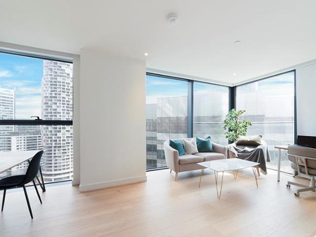 Hampton Tower, South Quay Plaza. 2 bed flat to rent £3,900 pcm £900 pw