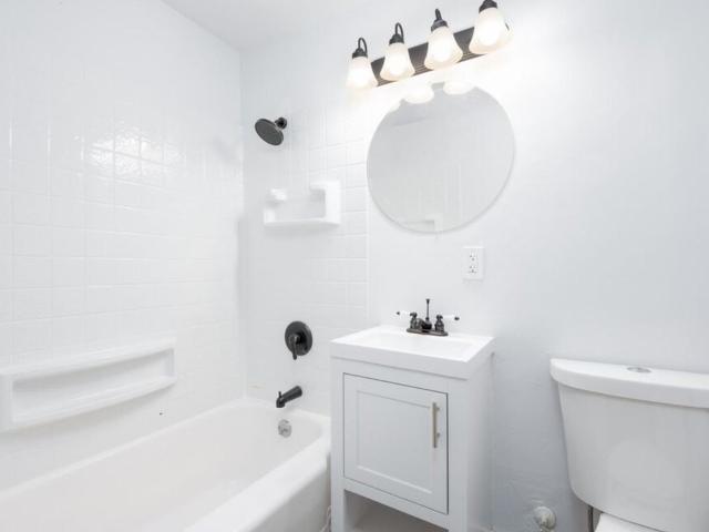 Hamrick & Halmark Studio Apartment for Rent at 702 2nd Ave W, Seattle, WA 98119 Lower Queen Anne