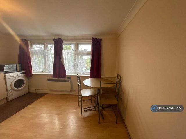 Hanworth Road, Hounslow, TW3 1 bed flat to rent £1,450 pcm £335 pw