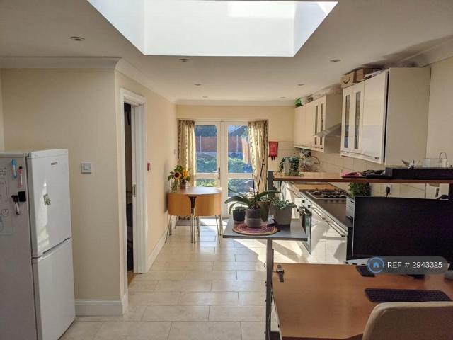 Hanworth Road, Hounslow, TW3 1 bed flat to rent £1,650 pcm £381 pw
