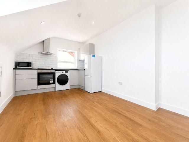 Hanworth Road, Hounslow TW3, Studio to rent, £1,100 pcm | PrimeLocation