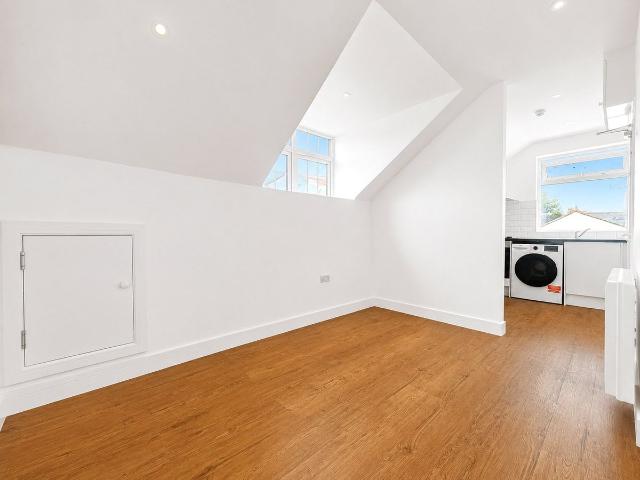 Hanworth Road, Hounslow TW3, Studio to rent, £1,100 pcm | PrimeLocation