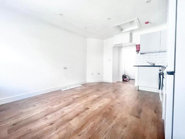 Hanworth Road, Hounslow, TW3 Studio to rent £1,295 pcm £299 pw
