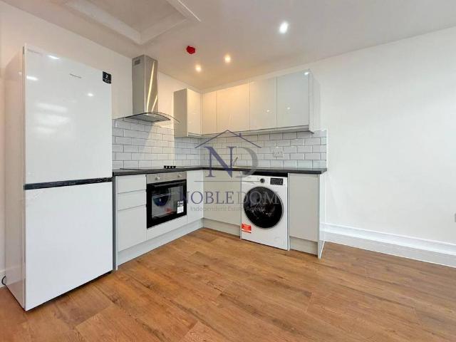 Hanworth Road, Hounslow, TW3 Studio to rent £1,295 pcm £299 pw