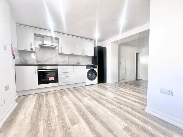 Hanworth Road, Hounslow TW3, Studio to rent, £1,375 pcm | PrimeLocation
