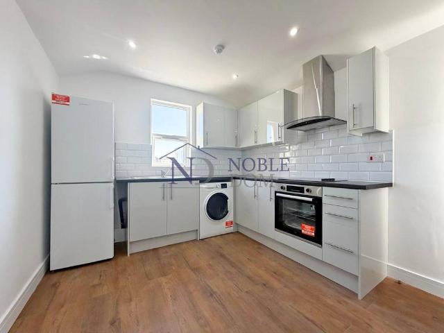 Hanworth Road, Hounslow, TW3 Studio to rent £1,475 pcm £340 pw