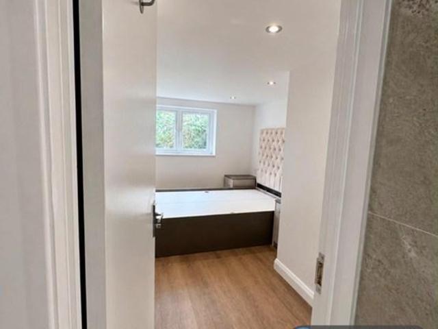 Hanworth Road, Hounslow, TW3 Studio to rent £1,480 pcm £342 pw