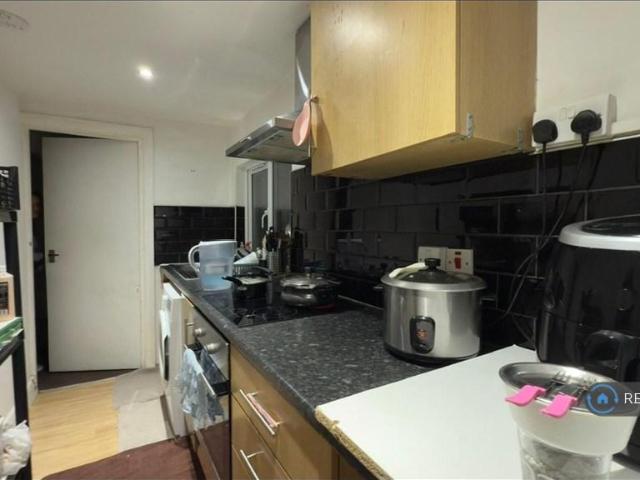 Hanworth Road, Hounslow, TW4 2 bed flat to rent £1,535 pcm £354 pw
