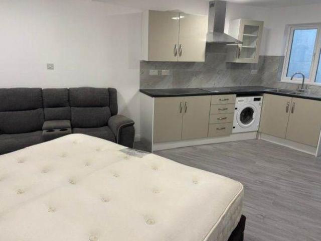 Hanworth Road, Hounslow TW4, Room to rent, £1,100 pcm | PrimeLocation