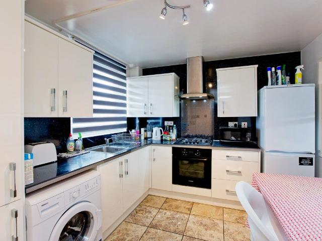 Hanbury Street, London E1, 3 bed flat to rent, £3,395 pcm | PrimeLocation