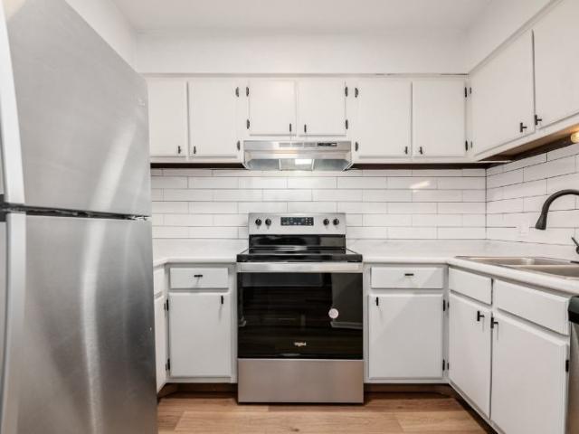 Hancock Park Apartment |2 Bedroom 1.5 Bath | Non